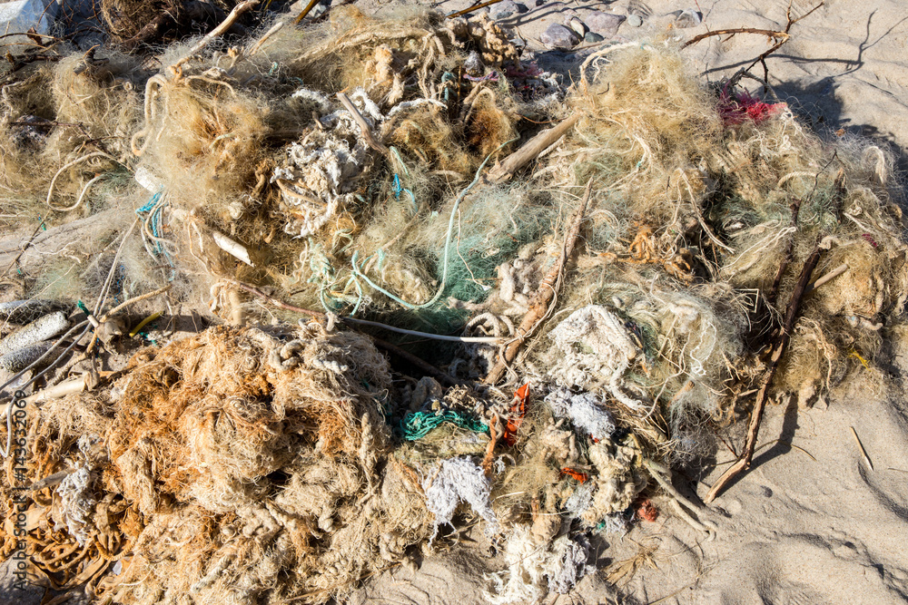 alte Fischernetze und anderer Müll liegt am Strand und verschmutzt die ...