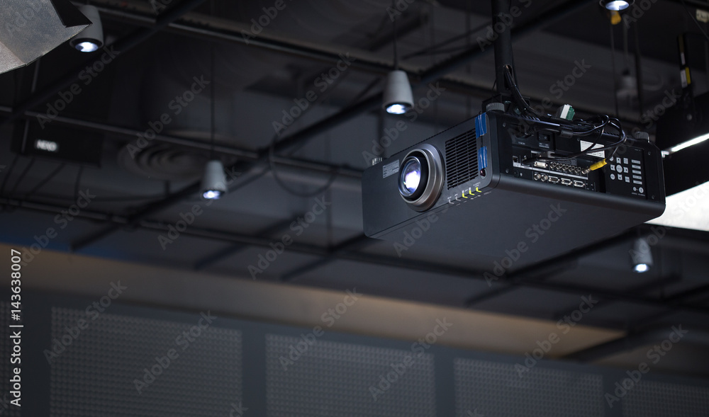 Projector in office room ready for presentation foto de Stock | Adobe Stock