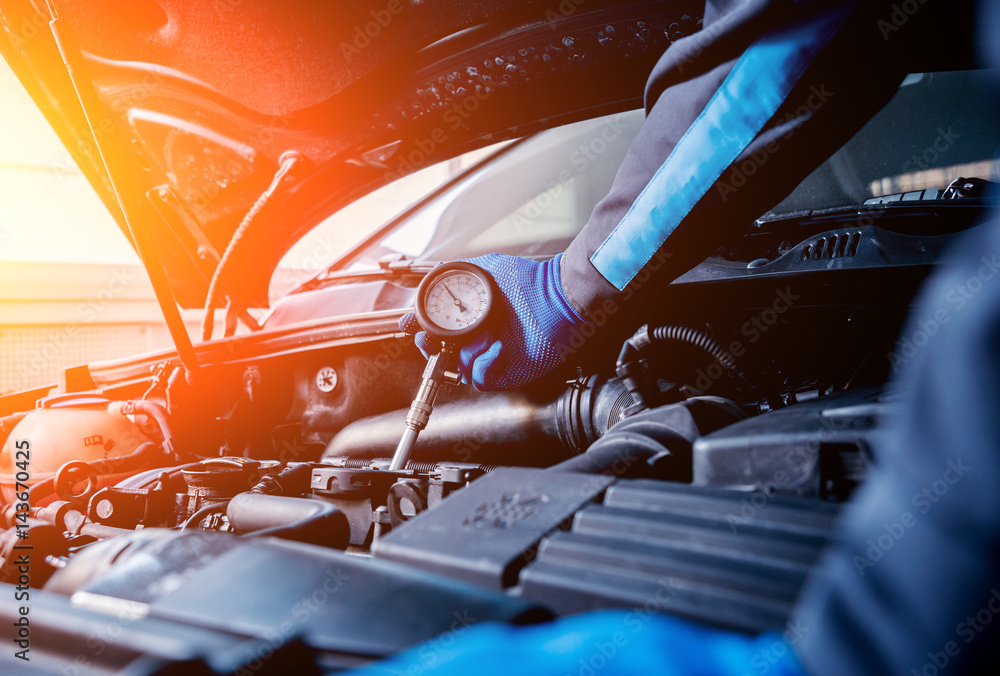 infrared laser thermometer in hand. Motor temperature measurement foto ...