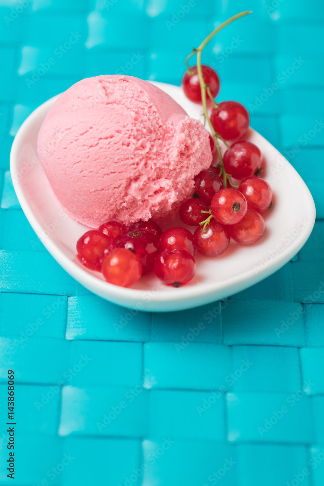 Rotes Johannisbeereis mit frischen Johannisbeeren Stock Photo | Adobe Stock