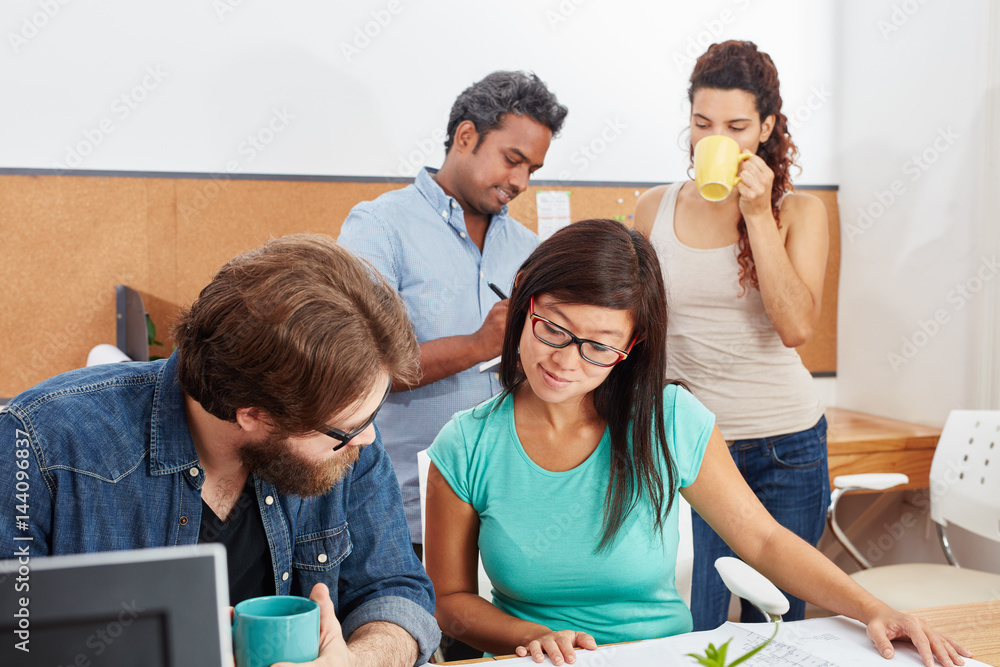 Studenten lernen in Teamwork Stock Photo | Adobe Stock