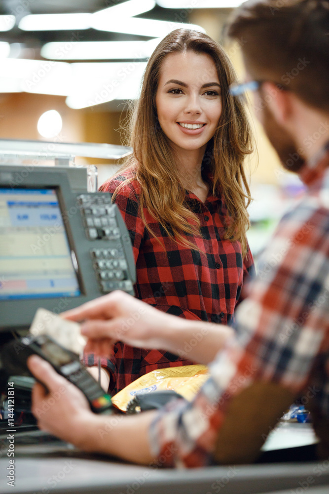 Cashier man on workspace in supermarket shop create payment Stock-Foto ...