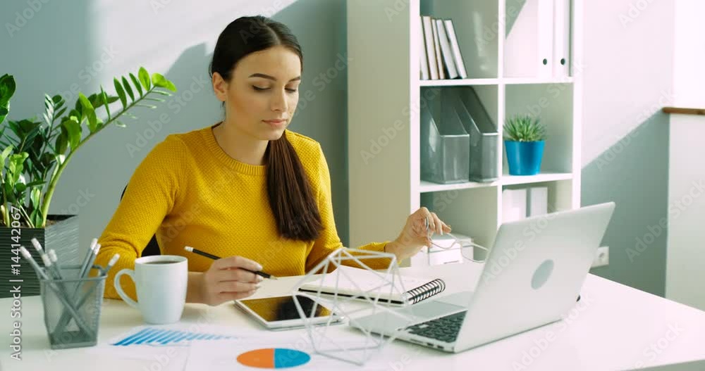 Vidéo Stock Beautiful business woman taking off glasses after work ...