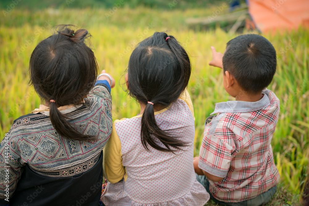 Foto de Backside Children sitting together on the mountain in Mu Cang ...