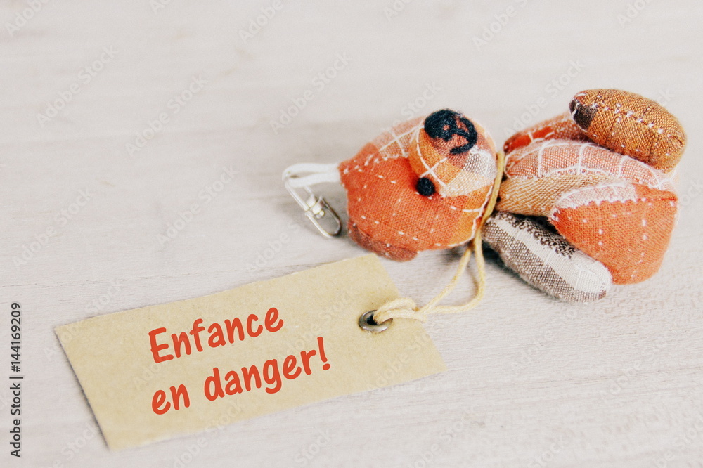 "enfance en danger" sur étiquette et nounours,symbole Stock Photo ...