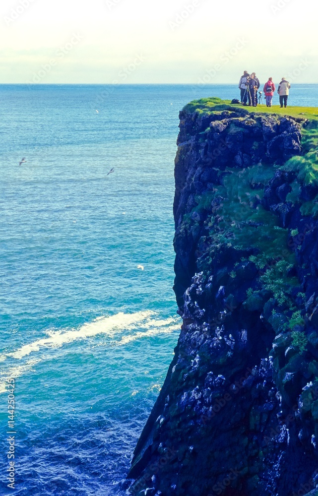 Foto de Touristen/ Reisegruppe stehen/ steht auf Steilküste am Meer zwischen Hellnar und ...