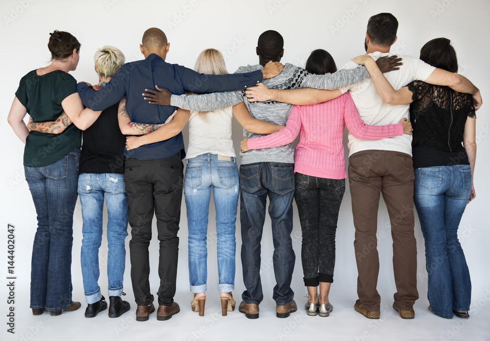 Group of friends huddle in rear view together Stock 写真 | Adobe Stock