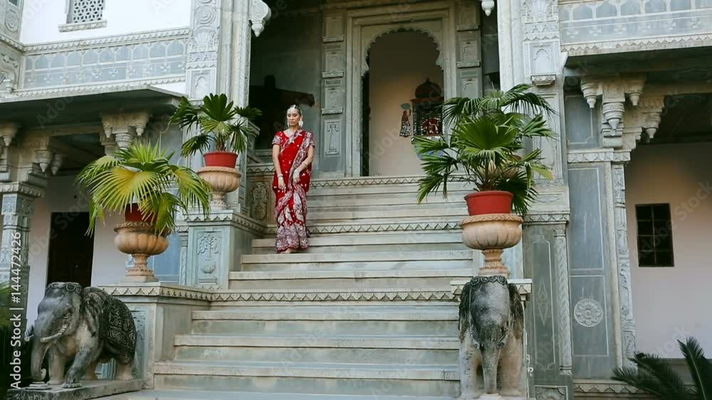Maharani. Young indian woman in traditional clothing with bridal makeup ...
