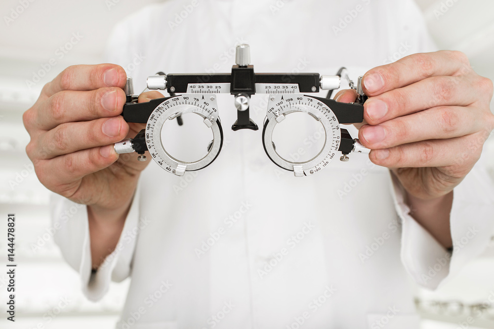 Foto Stock optician hands giving optometrist trial frame to a patient ...