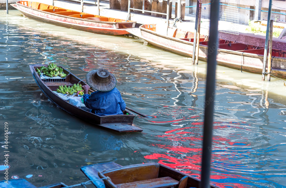 Traders are rowing boats to sell fruit at the floating market ...