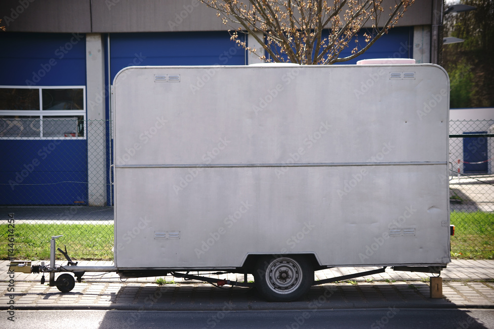 Autoanhänger mit Überdachung / Ein Autoanhänger mit Überdachung und zum ...