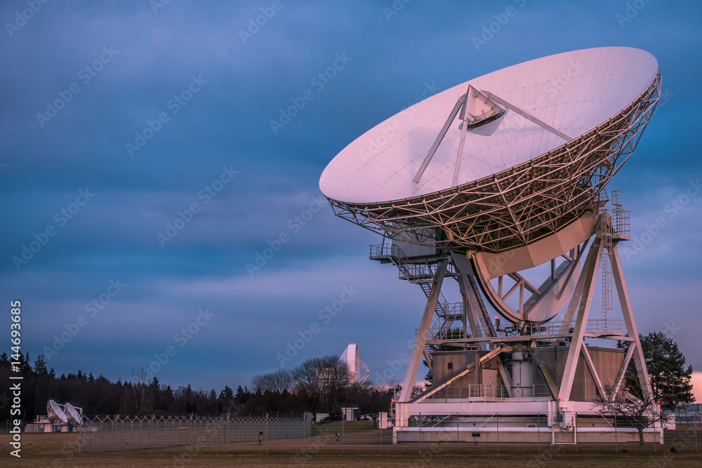 Parabolantenne für satellitengestützte Telekommunikation im Abendlicht ...