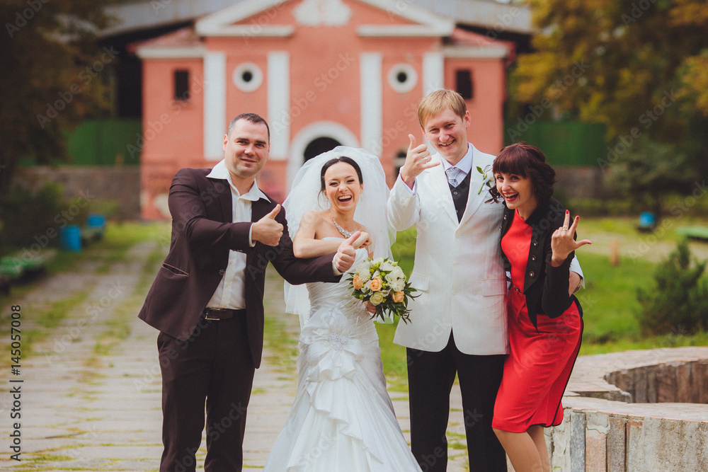 Безудержное веселье. Счастливые жених и невеста с друзьями Stock Photo ...