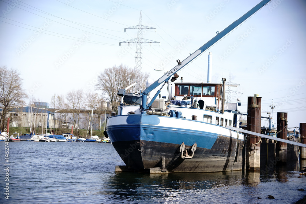 Schiff mit Kran / Ein Industriehafen mit einem Schiffsanleger und einem ...