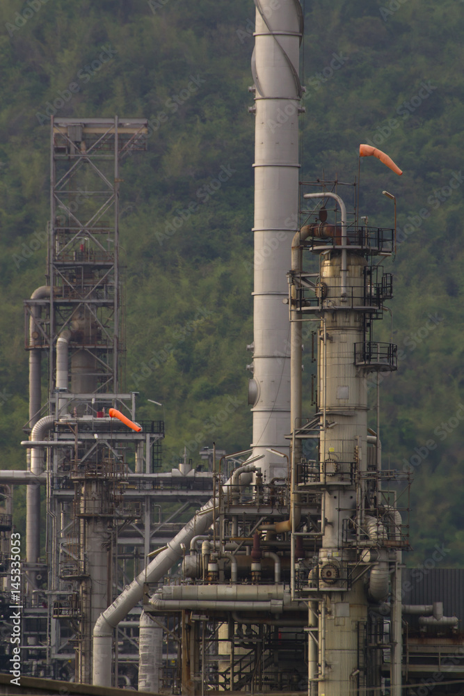 Distillation Column and its process equipments : Oil and gas refinery ...