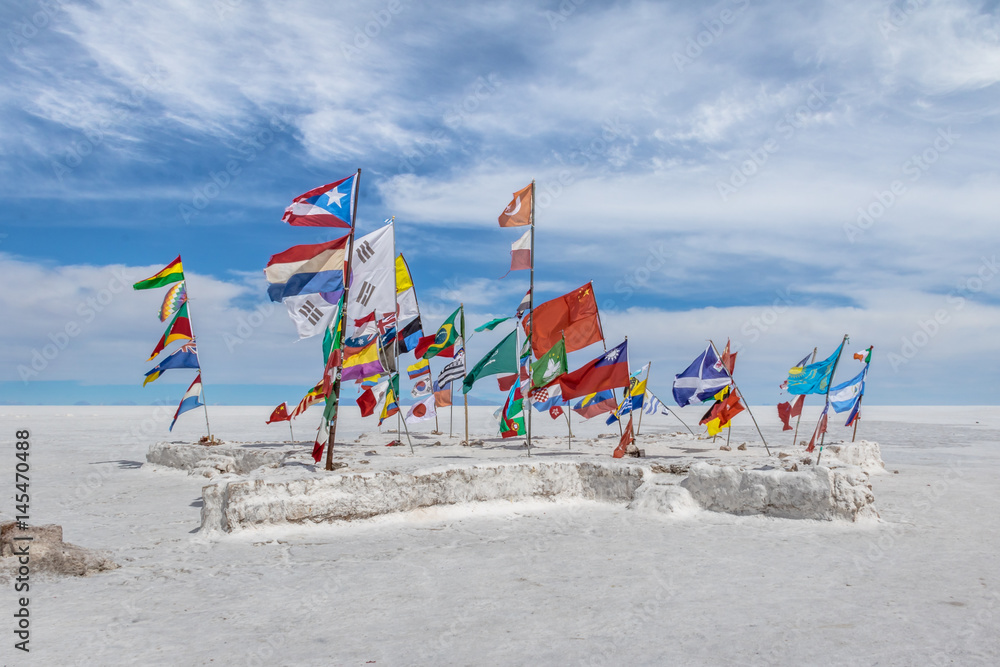 Foto de World Flags at Salar de Uyuni salt flat - Potosi Department ...