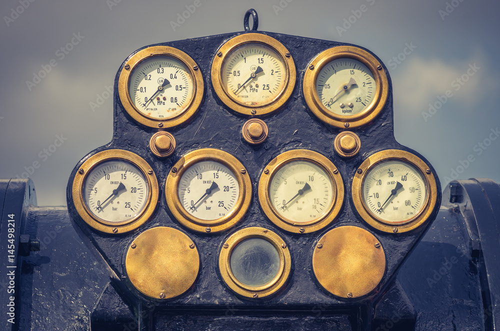 Control panel of old steam engine foto de Stock | Adobe Stock