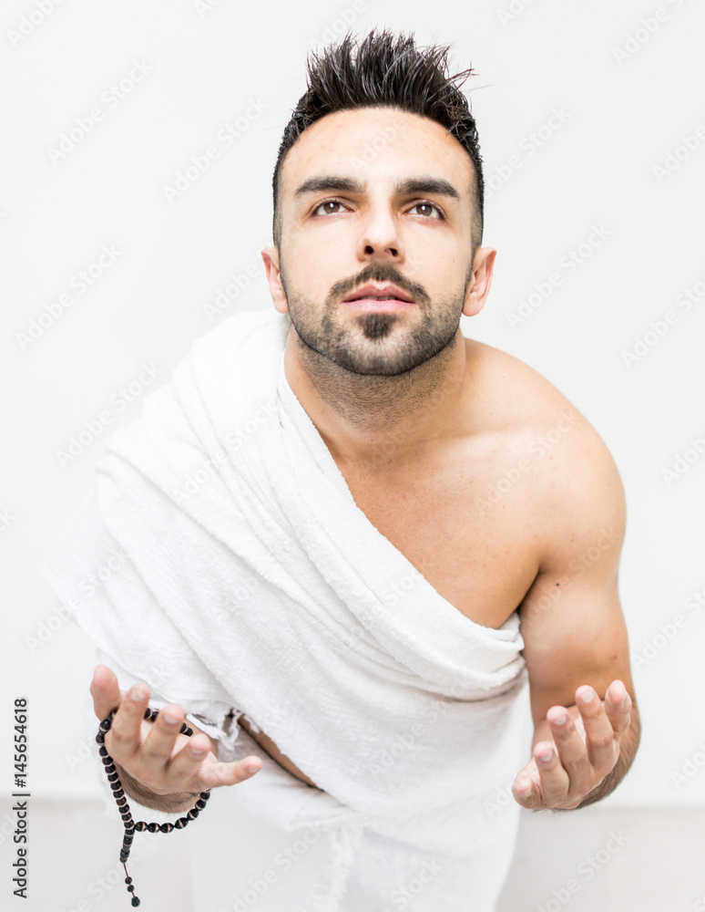 Muslim man posing as ready for Hajj visiting Kaaba in Mecca Stock Photo ...