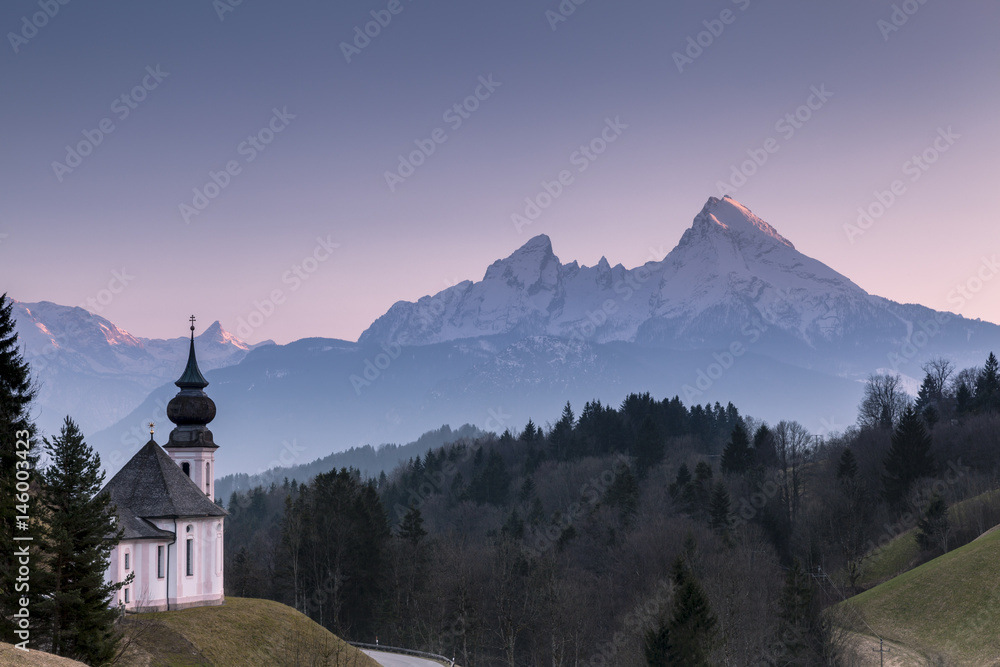 Die Kirche Maria Gern in Bayern mit dem Watzmann im Hintergrund Stock ...