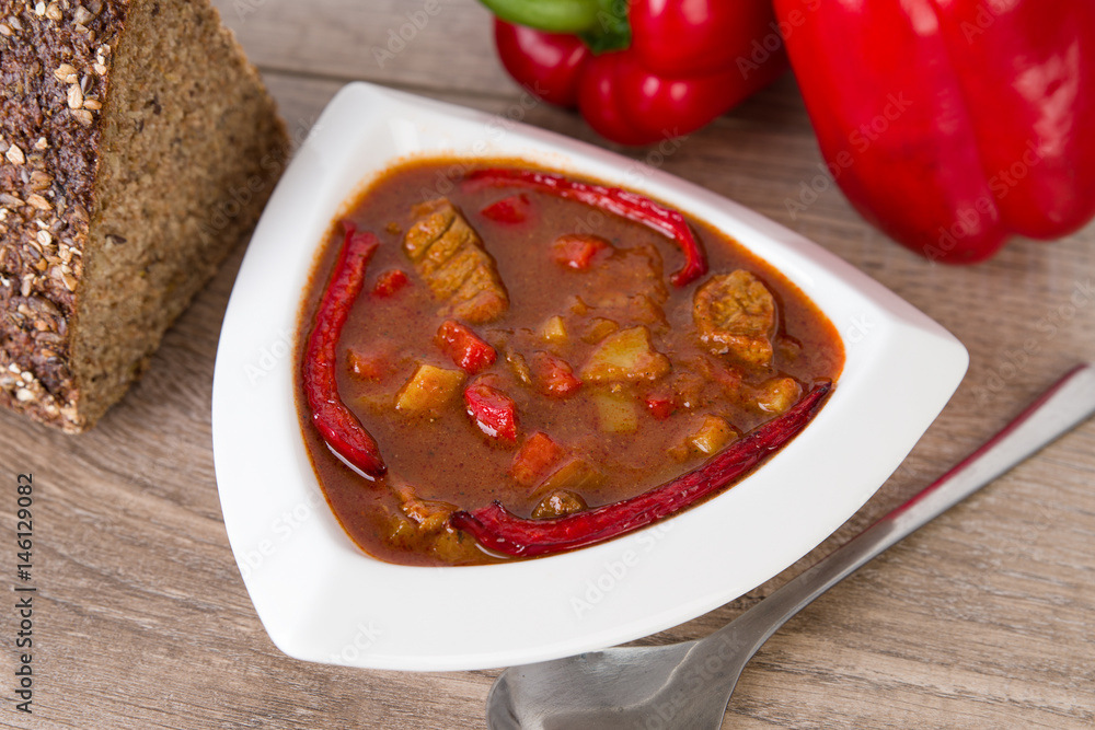 Frische Gulaschsuppe mit Paprika und Brot foto de Stock | Adobe Stock