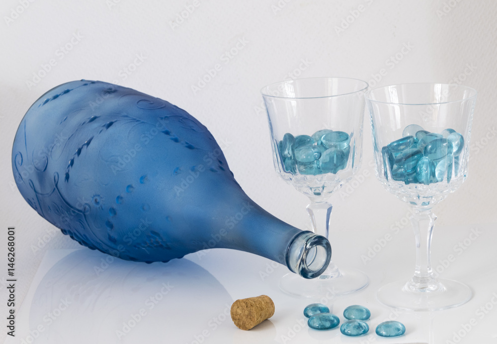 Botella tumbada. Bodegón simulando bebida solidificada en las copas y ...