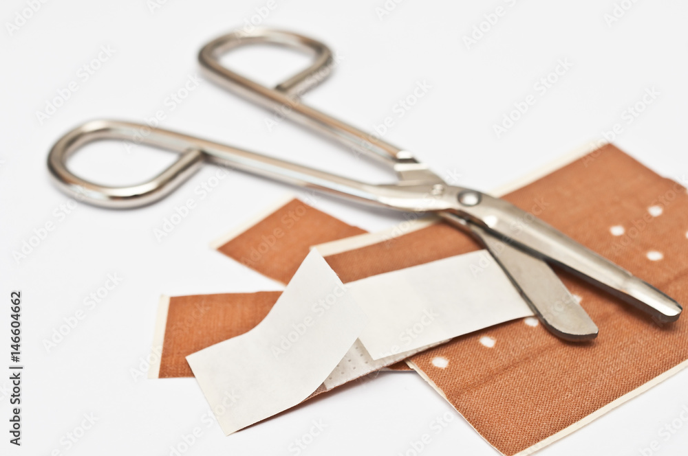 Pflaster, Verbandsrolle und Schere Stock-Foto | Adobe Stock
