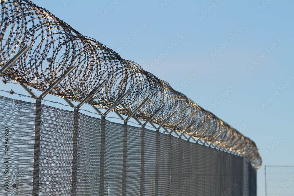 Stacheldraht Stock-Foto | Adobe Stock