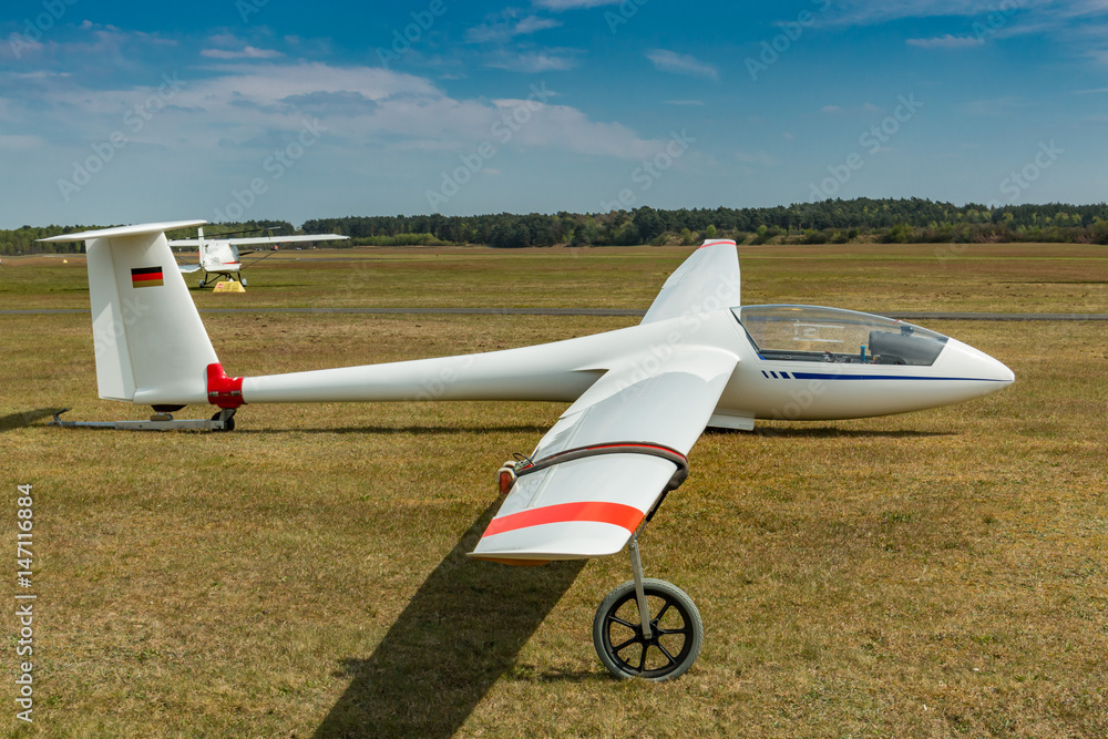 Foto Stock Segelflugzeug auf einem Segelflugplatz am Boden | Adobe Stock