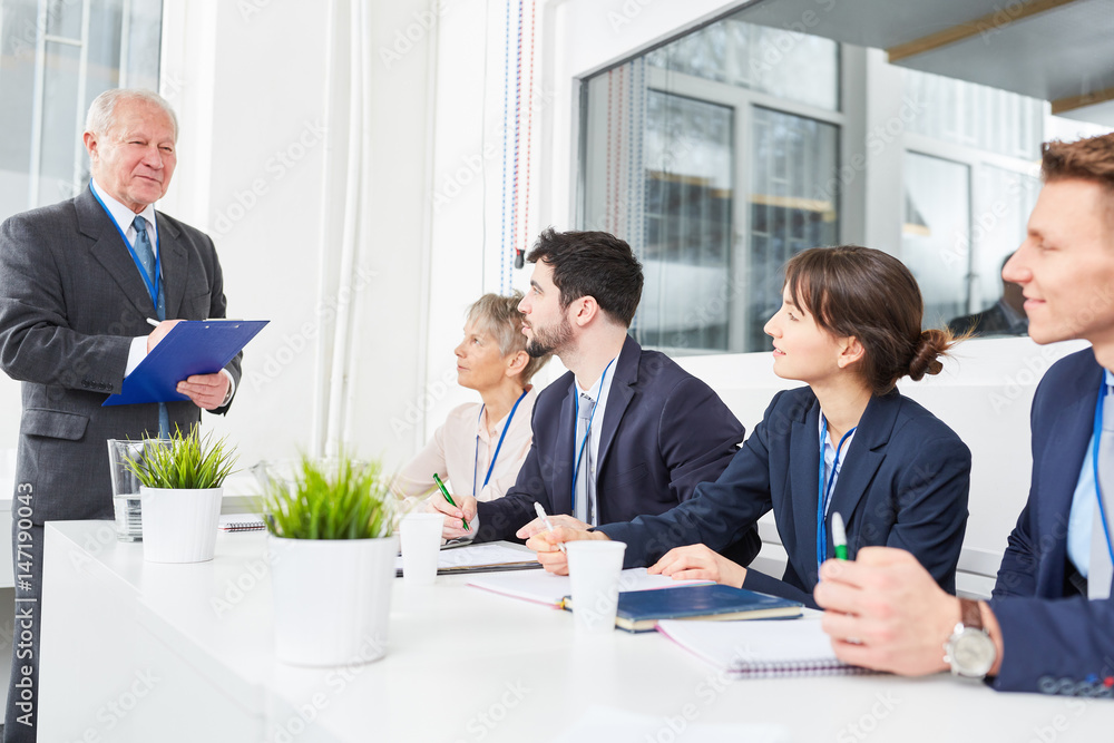 Manager testet Bewerber im Seminar Stock Photo | Adobe Stock