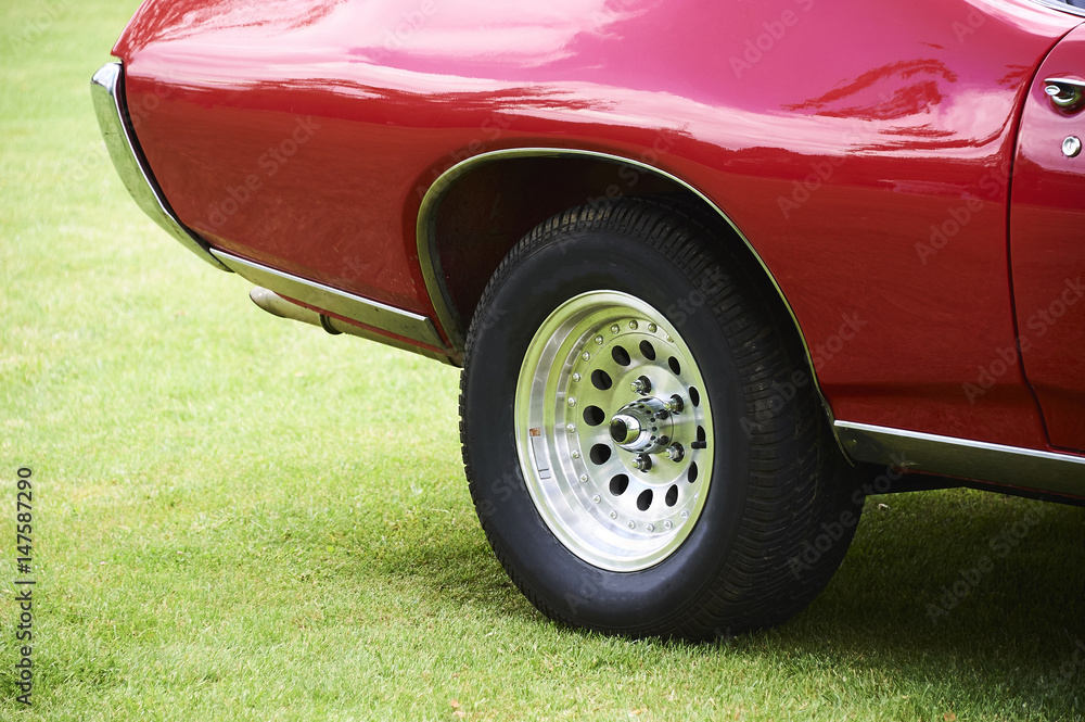Vintage wheel of classic car on green grass lawn. Beautiful photo of a ...