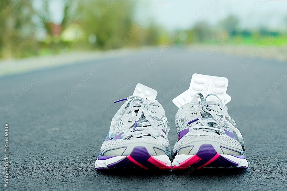 Running with pain. Bad shoes, leg and foot injuries, bad running style ...