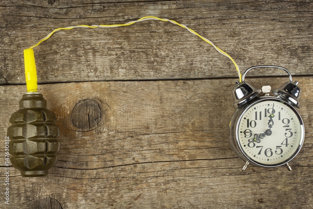 Grenade and old alarm clock. Timed bomb. The concept of terrorism. foto ...