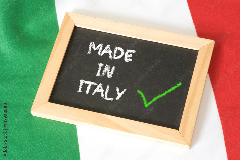 Italienische Flagge und eine Kreidetafel mit dem Slogan Made in Italy ...