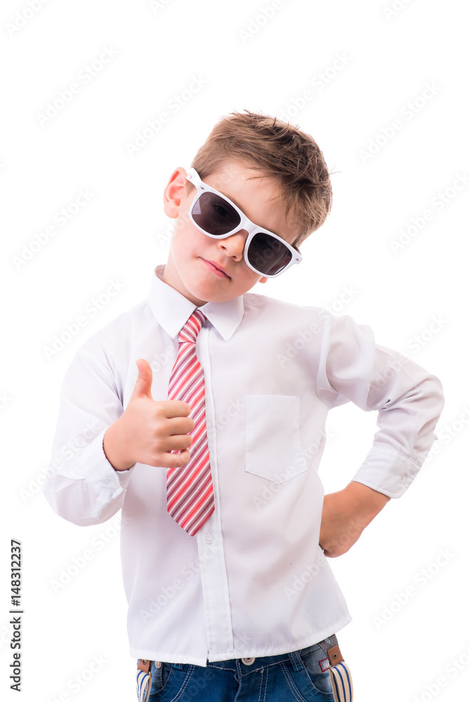 Foto de cooler junge zeigt daumen hoch do Stock | Adobe Stock