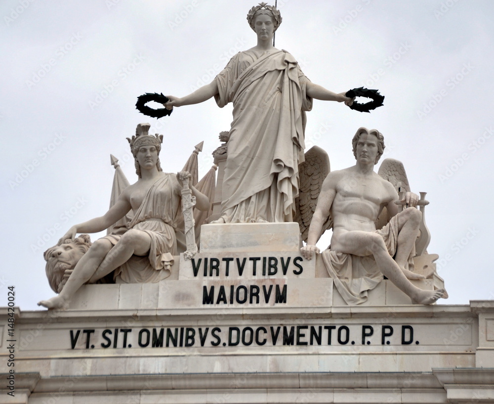 Statue der Göttin Gloria auf dem Triumphbogen Arco da Rua Augusta Stock ...