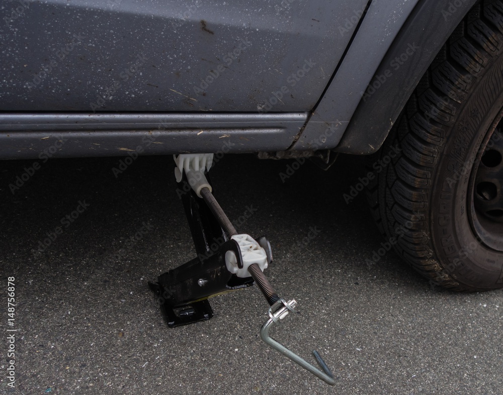 Auto aufbocken Stock-Foto | Adobe Stock