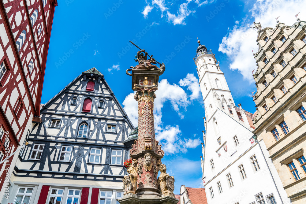Fachwerkhäuser, Rathaus und St. Georg Brunnen am Marktplatz in ...
