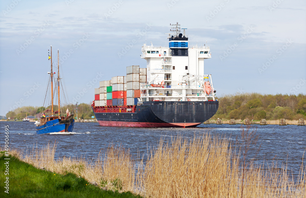 Containerschiff und Traditionssegler auf dem Nord-Ostsee-Kanal in Schleswig-Holstein Stock-Foto ...