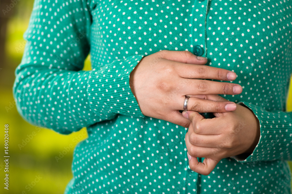 Close-up of female hands holding a pen. fiddling concept Stock-Foto ...