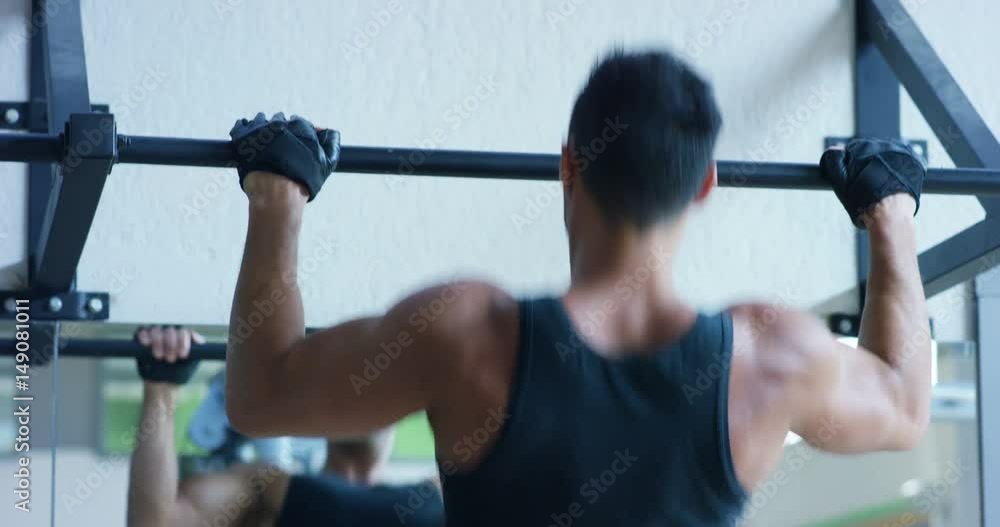 Guy bodybuilder in the gym, working with a bar, to be tightened ...