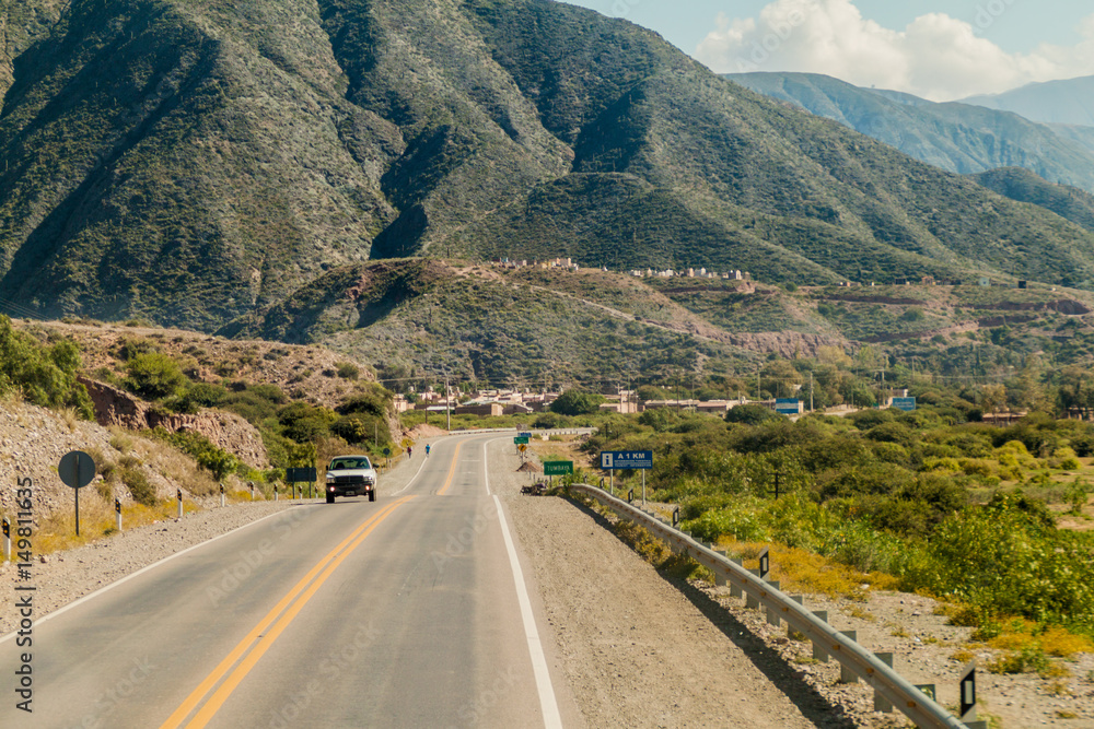 Foto de Winding road in Quebrada de Humahuaca valley, Argentina do ...