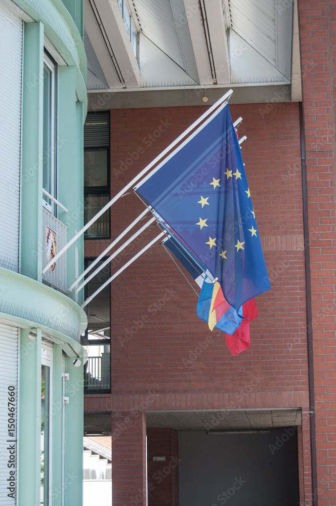drapeau de l'union européenne et drapeau français devant une marie ...