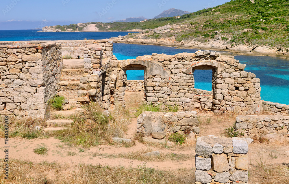 ruine en pierre en bord de mer turquoise Photos | Adobe Stock