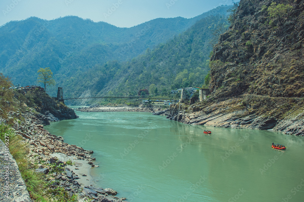 Foto Stock Suspension bridge across the Ganges and rafters floating ...