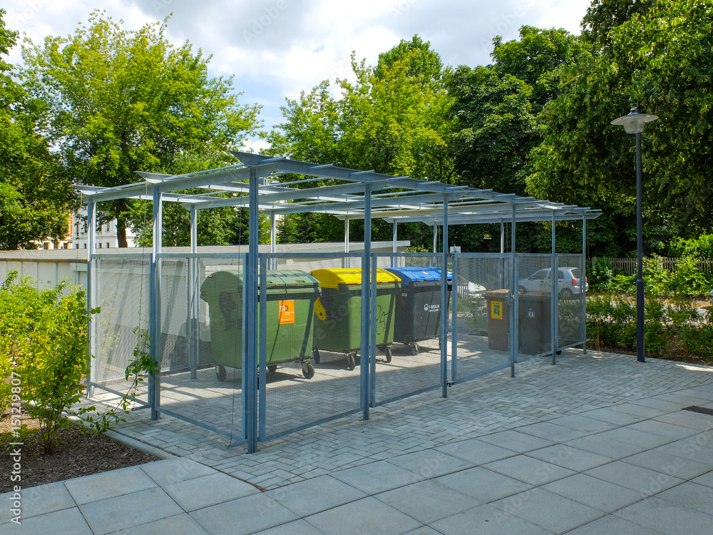 Mülltonnen in einem verschlossenen Containerplatz in einer ...