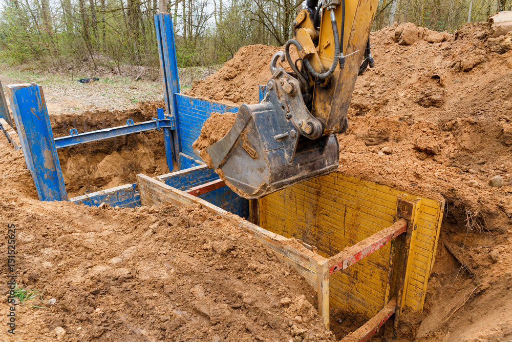 Installation of metal supports to protect the walls of the trench ...