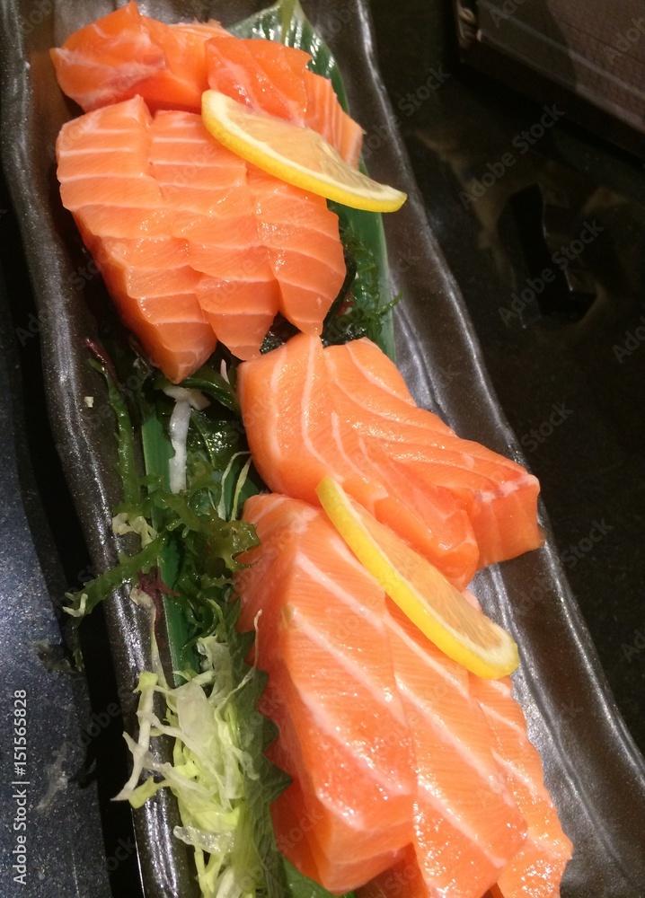 Foto de Special Deluxe salmon sashimi set with slice lemon and green ...