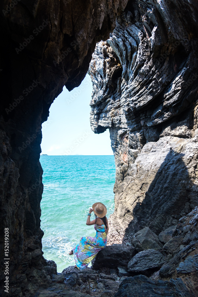 Travel women in a cave near the sea in Keo Sichang, Thailand Stock-Foto ...