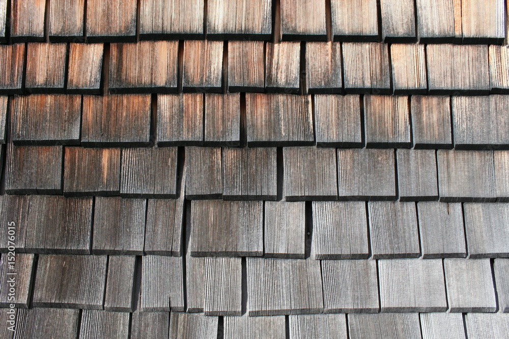 Schindeln aus Holz auf einem alten Dach, Detailaufnahme von ...