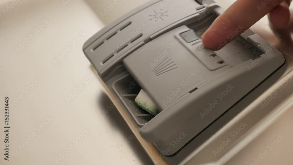 Vidéo Stock Close-up dishware and cutlery washing machine shiny ...